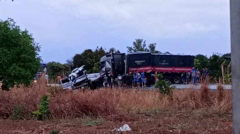 BR-242: Colisão entre caminhão guincho e carreta deixa um morto