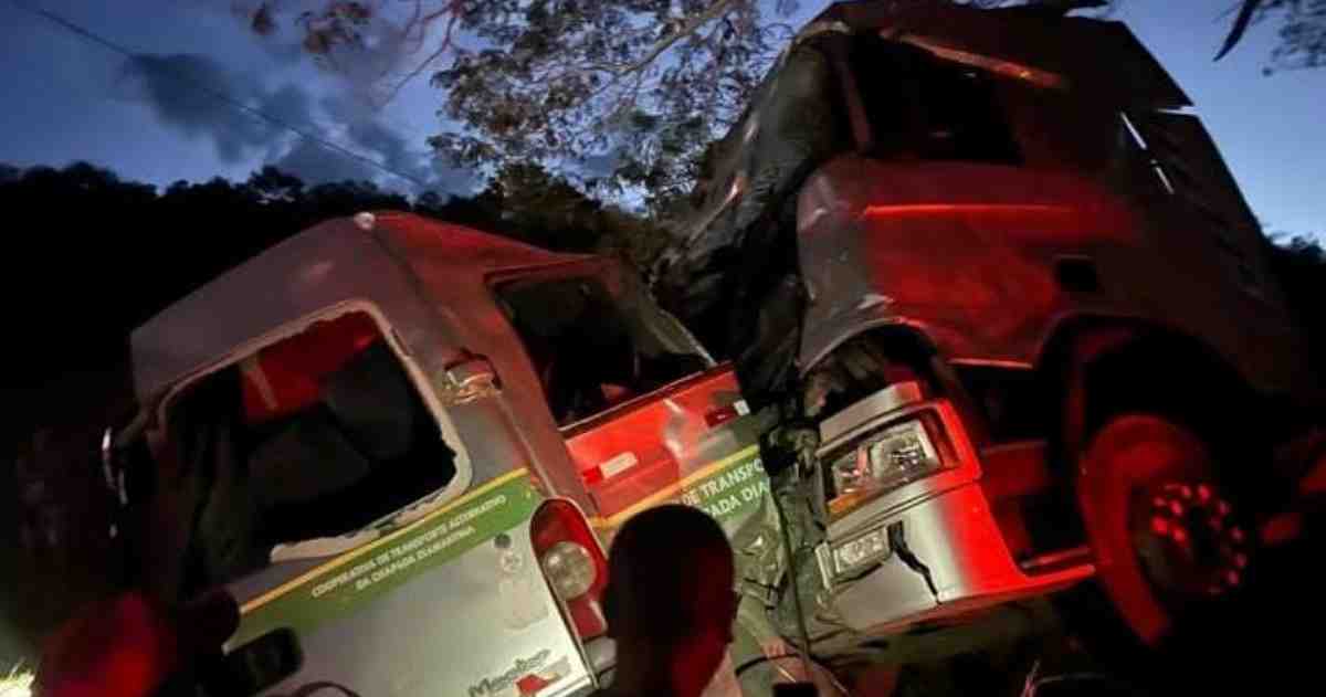 Acidente entre van e caminhão deixa mortos na Chapada Diamantina